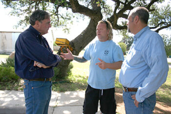 ‘Bee Czar’ corrals feral hive at Llano’s Badu Park