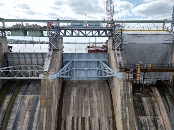 LCRA replaces first of 10 floodgates on Wirtz Dam - DailyTrib.com