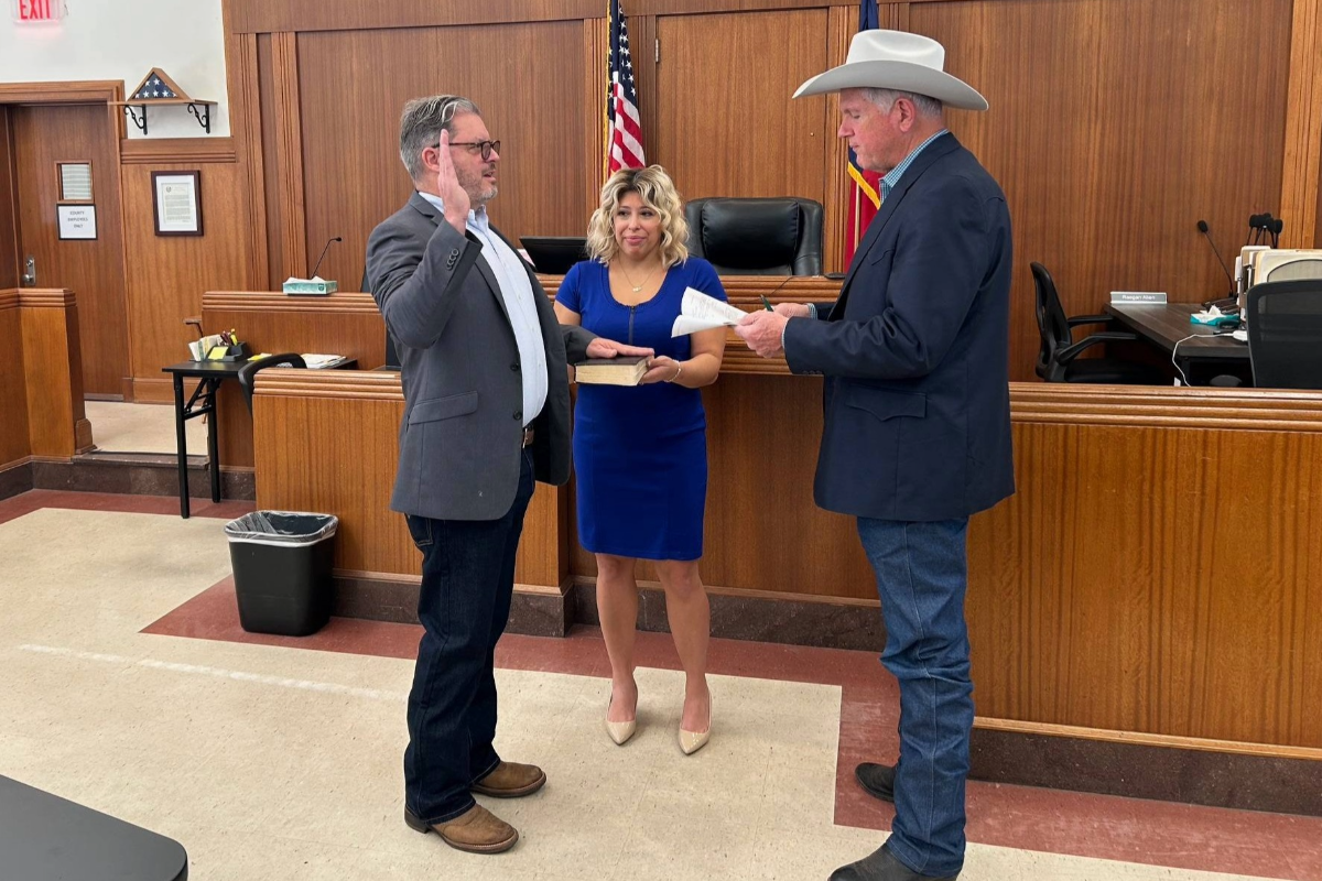 Mike Evans swearing in BCO photo - DailyTrib.com